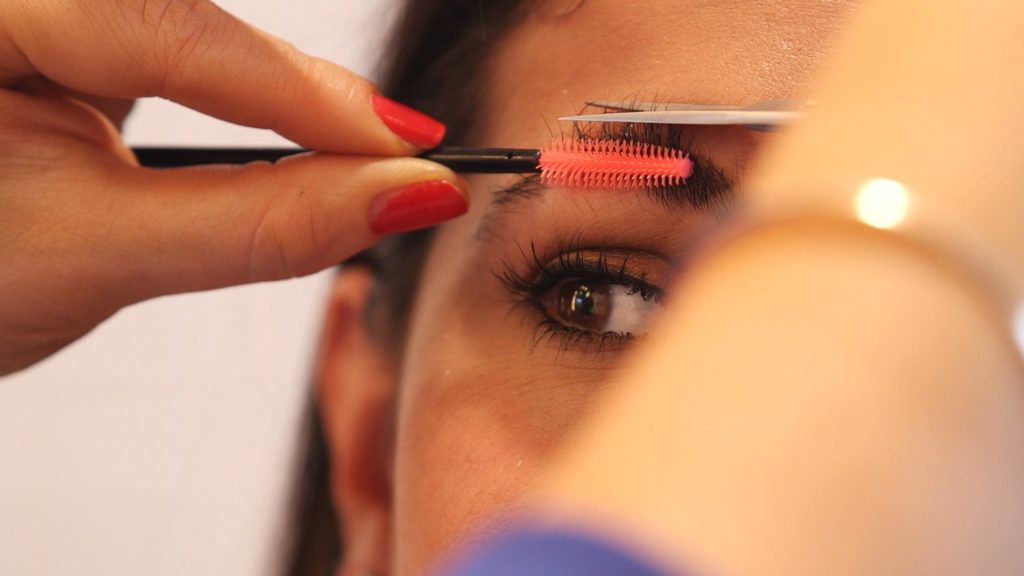 10 Steps To Get Perfect Eyebrows Using An Eyebrow Razor!! - Baggout