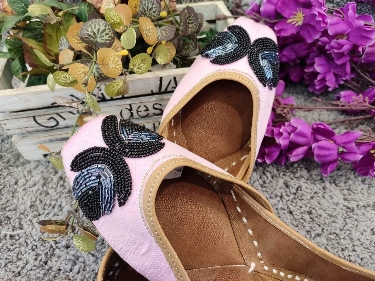 Different Ways to Wear Juttis - Baggout