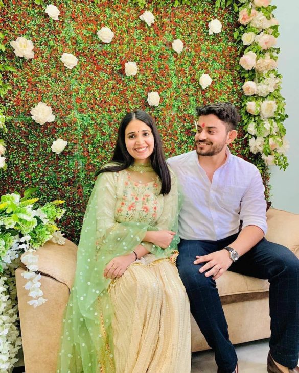 What To Wear On Roka Ceremony: Stylish And Traditional - Baggout